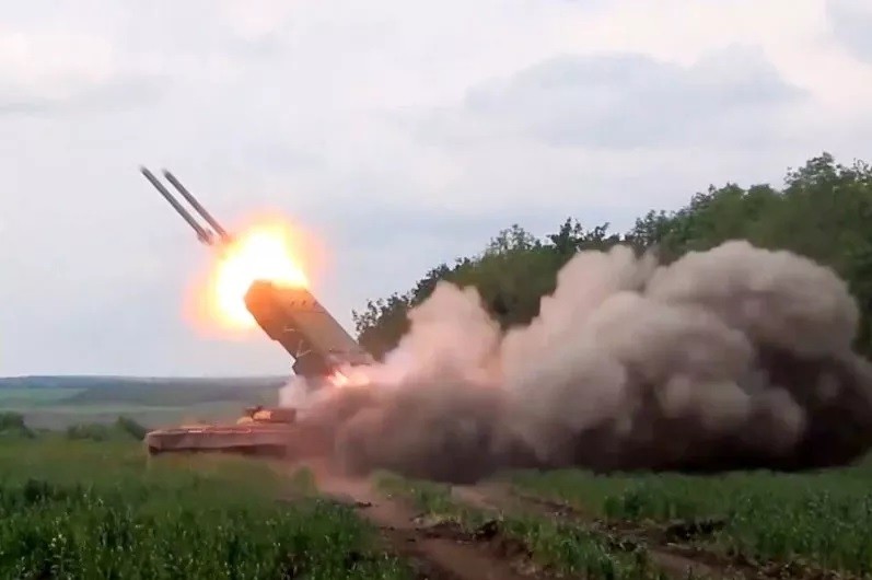 Pháo phản lực nhiệt áp TOS-1A Solntsepek phá hủy các cứ điểm phòng ngự ...