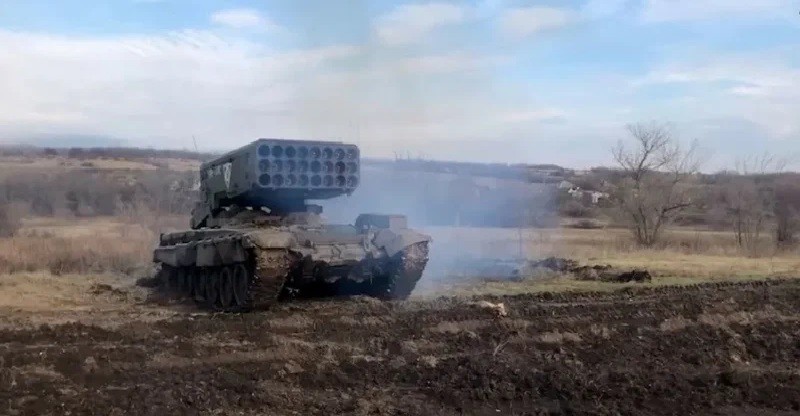 Pháo phản lực nhiệt áp TOS-1A "Solntsepek" phá hủy trận địa phòng ngự ...