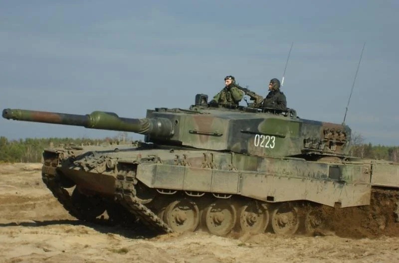 Tổ lái Ukraine húc bay tháp pháo một chiếc tăng Leopard 2A4 ở Ba Lan