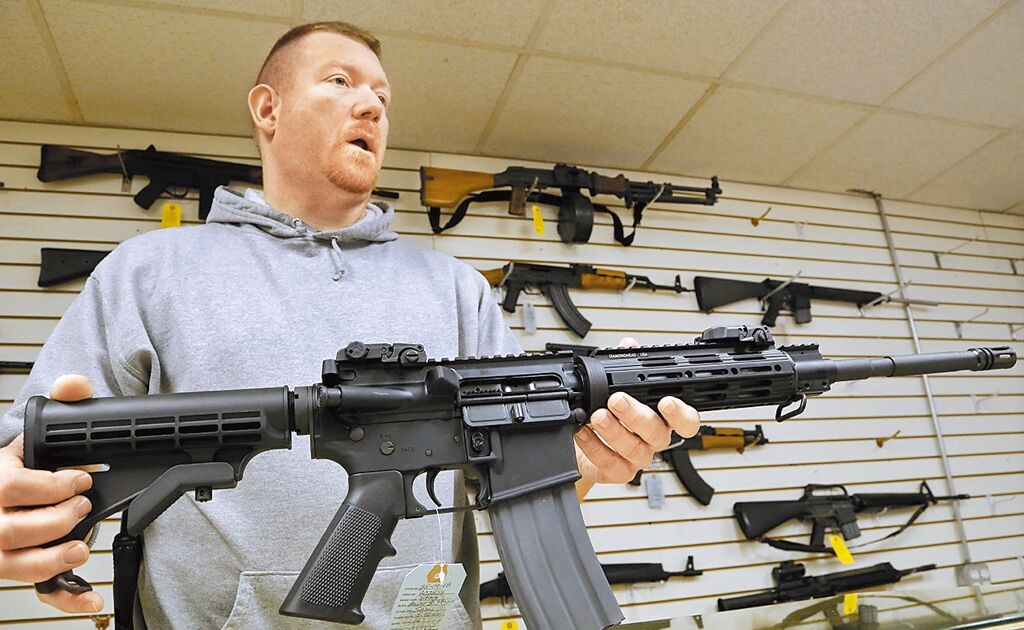 Khám phá AR-15 loại súng được Thomas Crooks sử dụng để bắn ông Trump