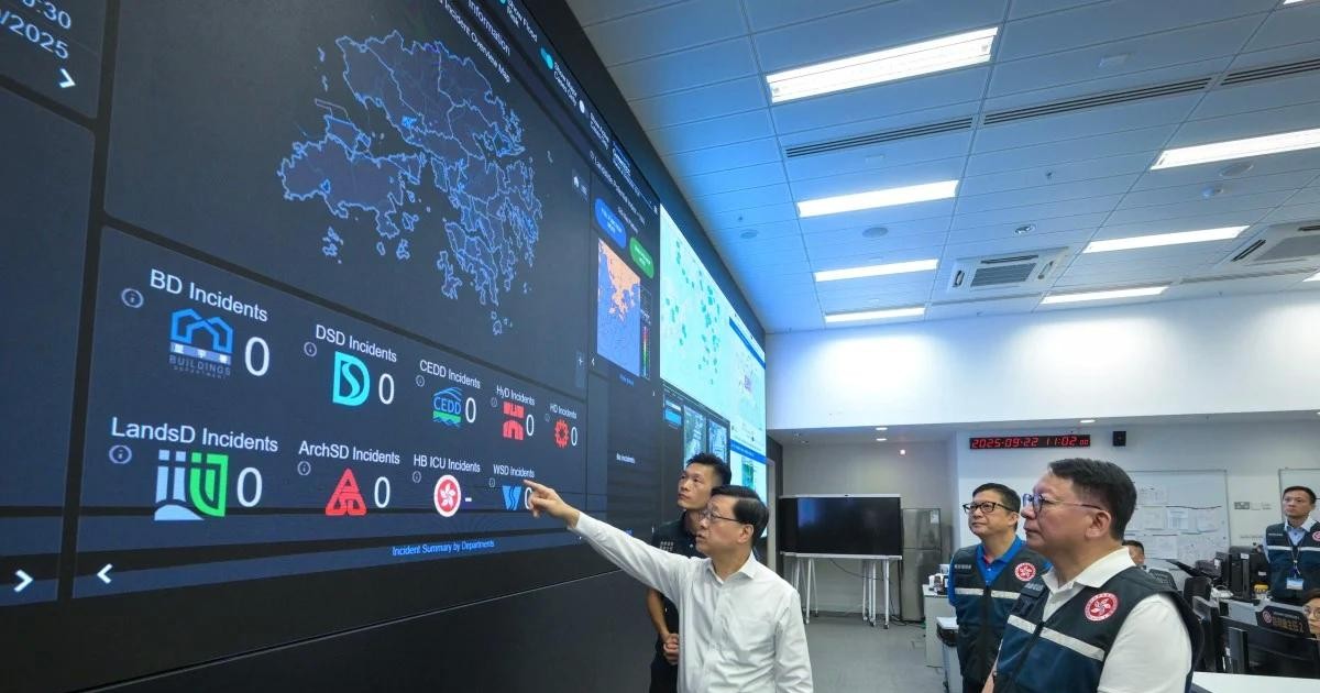 Siêu bão Ragasa áp sát Hong Kong: Chính quyền phát cảnh báo số 8, hàng loạt chuyến bay bị hủy