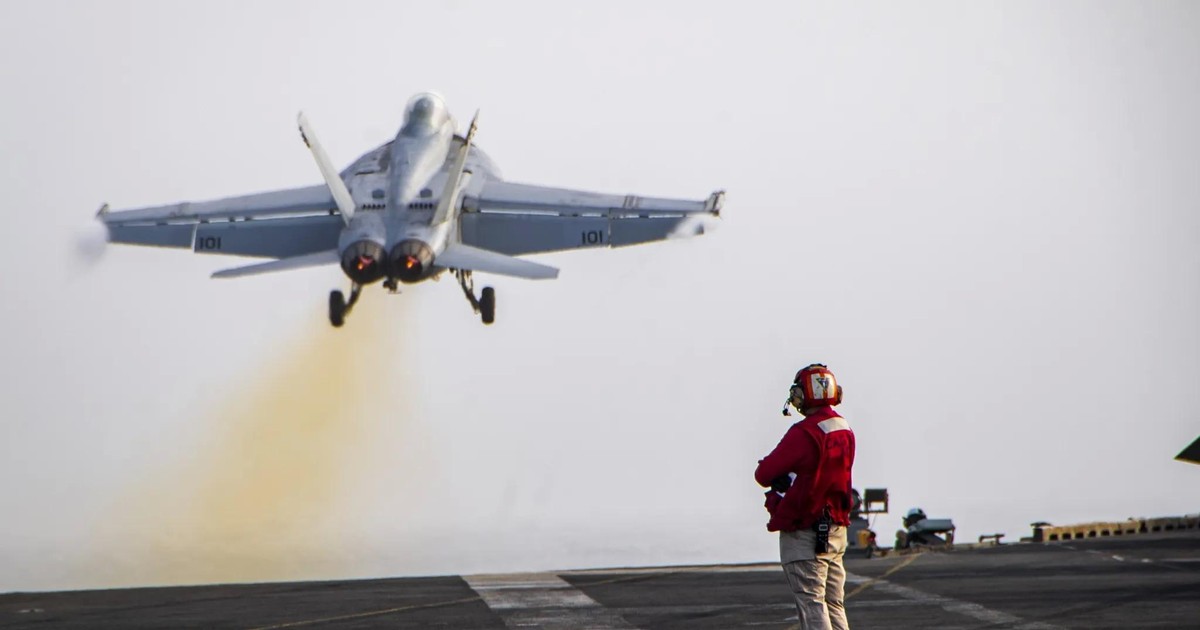 2 máy bay Mỹ rơi trên biển Đông, phi hành đoàn thoát chết