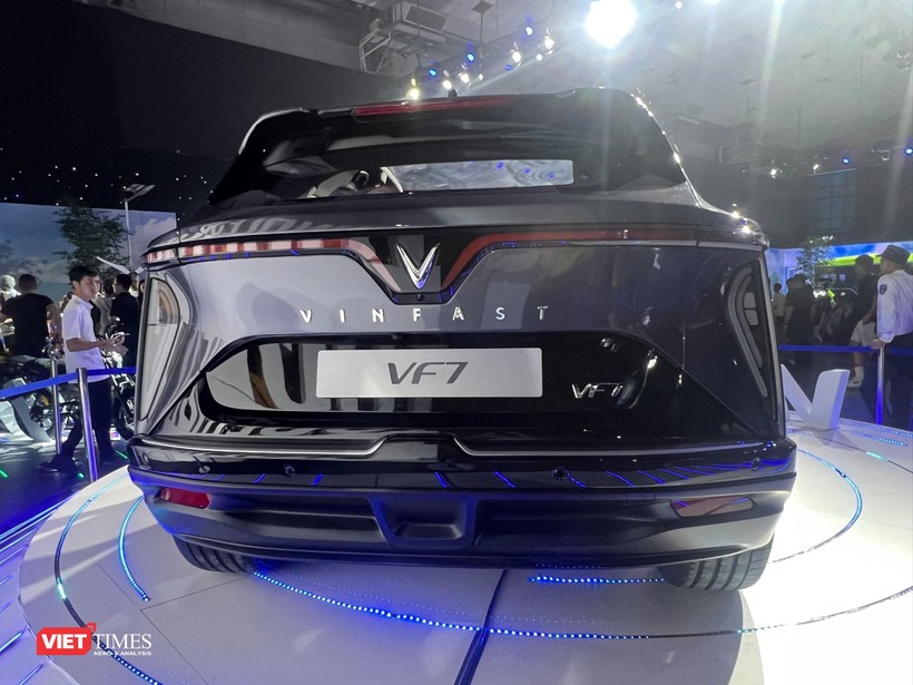 VinFast VF7 - mẫu SUV điện cỡ C giá bao nhiêu?