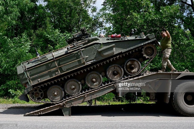 Quân đội Ukraine khoe xe thiết giáp FV103 Spartan của Anh