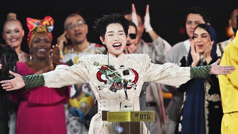 Ca sĩ Đức Phúc tỏa sáng ở Moscow, giành ngôi quán quân Intervision 2025